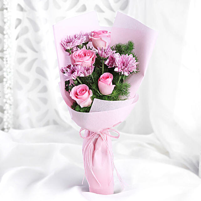 Buy/Send Hugs of Blushing Roses Gift Bouquet Online- FNP