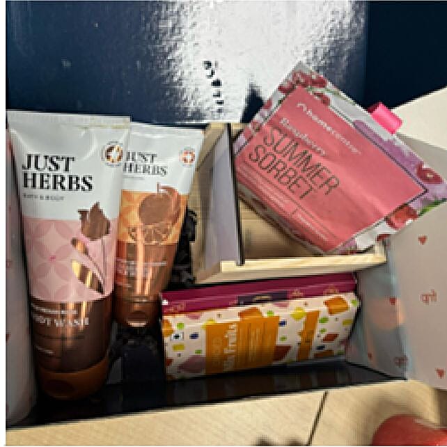 Buy/Send corp hamper credgenics 700 Online- FNP