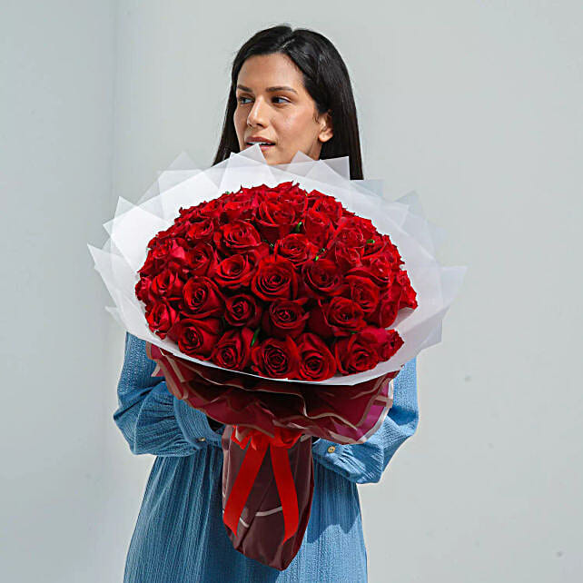 Majestic Red Roses Hand Bouquet qatar | Gift Majestic Red Roses Hand ...