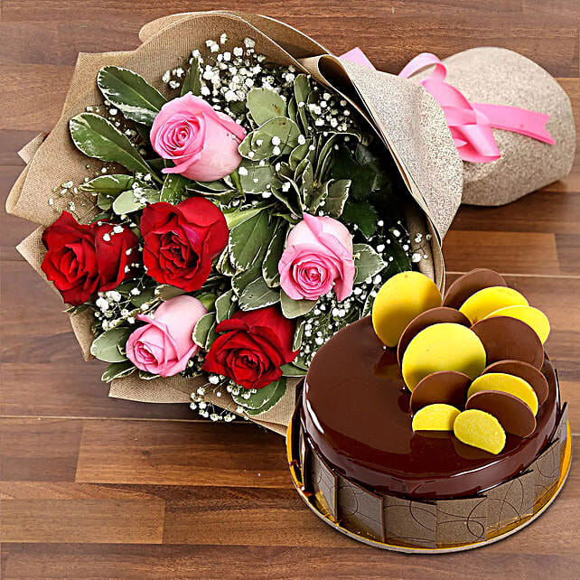 Beautiful Roses Bouquet With Chocolate Fudge Cake uae | Gift Beautiful ...